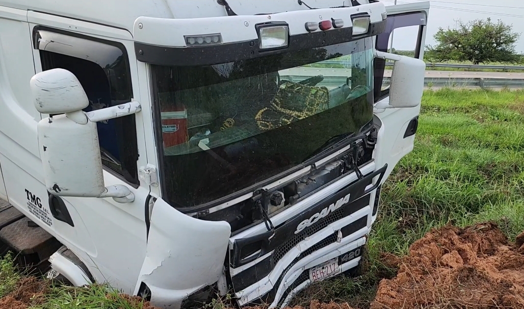 Camión de gran porte cae en profunda cuneta en la Ruta Py22 ...